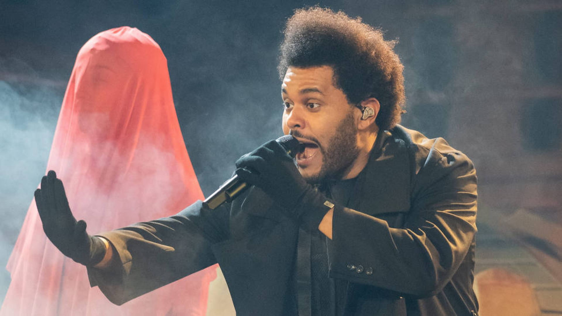 Así reacciona The Weeknd a lo que hace una fan, en pleno concierto ...