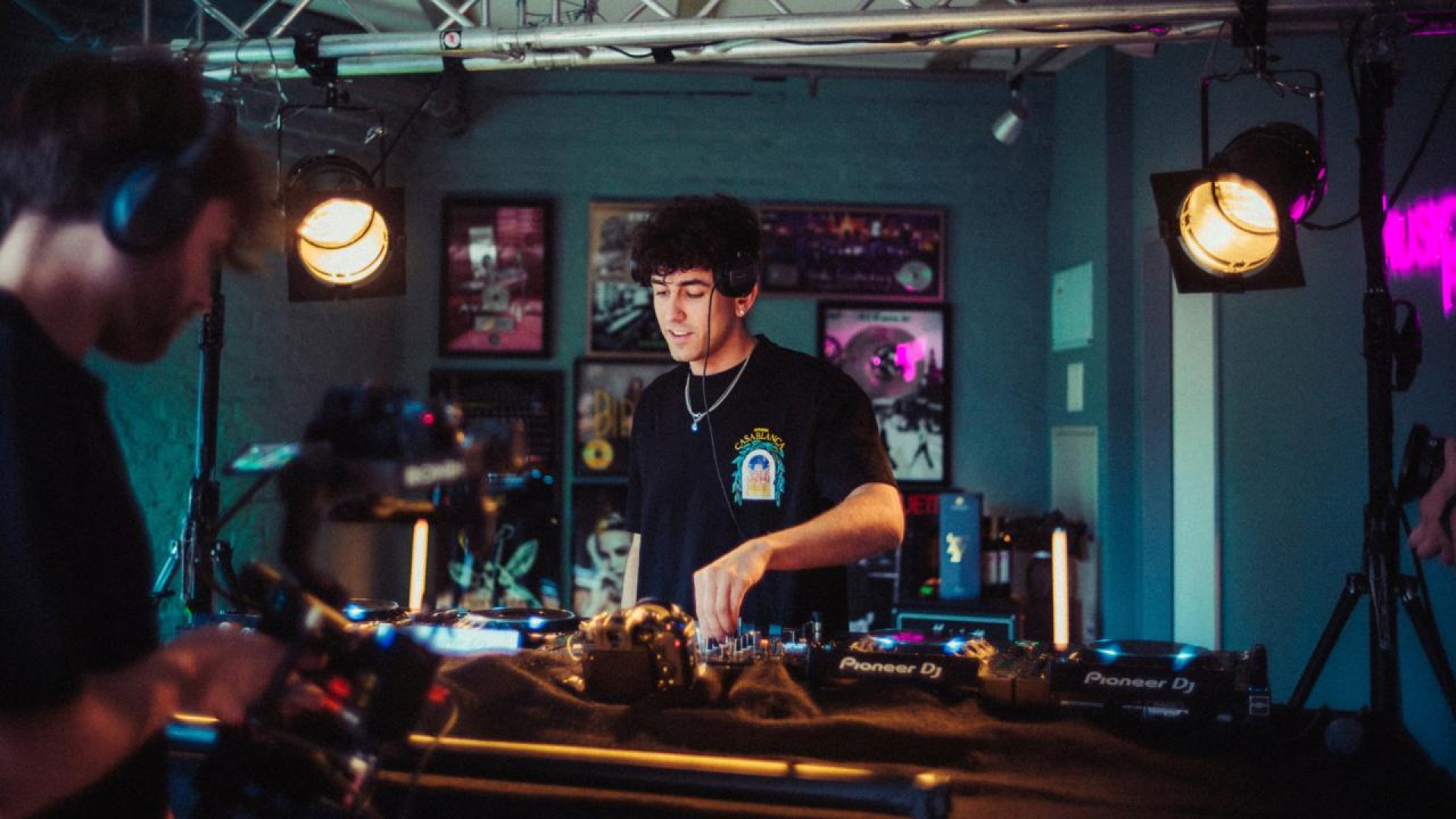 DJ Bennett nos cuenta en exclusiva cómo surgió su temazo 'Vois sur ton ...